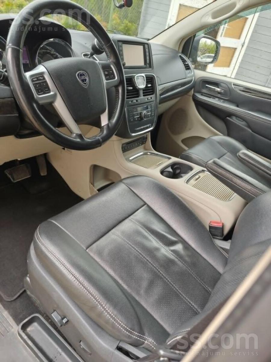 Pelēks Lancia Voyager 2011 Rīga, ar dzinēja tilpumu 2.80 L un nobraukumu 287 tūkst. km par 8900 €, foto 6 vietnē AUTOMOTO.COM.LV