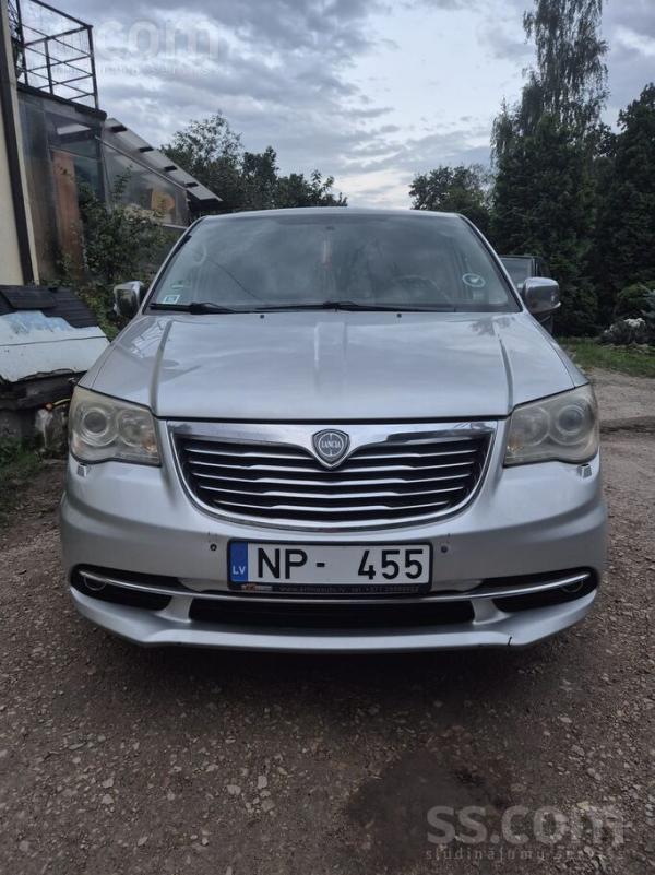 Lancia Voyager 2011 Rīga vietnē Pelēks Lancia Voyager 2011 Rīga, ar dzinēja tilpumu 2.80 L un nobraukumu 0 tūkst. km par 7000 €, foto 1 vietnē AUTOMOTO.COM.LV