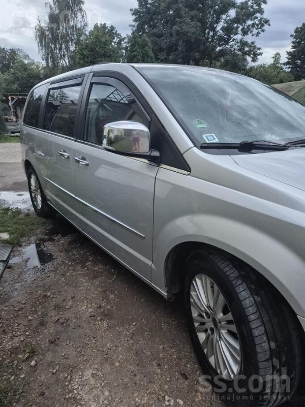 Lancia Voyager 2011 Rīga vietnē Pelēks Lancia Voyager 2011 Rīga, ar dzinēja tilpumu 2.80 L un nobraukumu 0 tūkst. km par 7000 €, foto 4 vietnē AUTOMOTO.COM.LV
