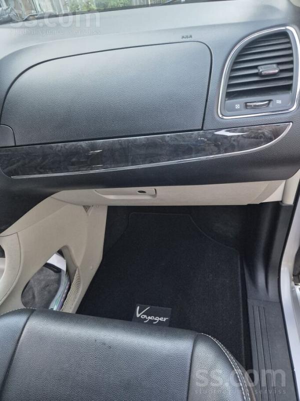 Lancia Voyager 2011 Rīga vietnē Pelēks Lancia Voyager 2011 Rīga, ar dzinēja tilpumu 2.80 L un nobraukumu 0 tūkst. km par 7000 €, foto 7 vietnē AUTOMOTO.COM.LV