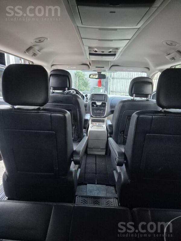 Lancia Voyager 2011 Rīga vietnē Pelēks Lancia Voyager 2011 Rīga, ar dzinēja tilpumu 2.80 L un nobraukumu 0 tūkst. km par 7000 €, foto 10 vietnē AUTOMOTO.COM.LV