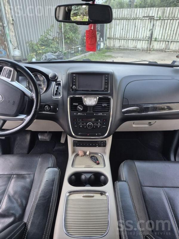 Lancia Voyager 2011 Rīga vietnē Pelēks Lancia Voyager 2011 Rīga, ar dzinēja tilpumu 2.80 L un nobraukumu 0 tūkst. km par 7000 €, foto 11 vietnē AUTOMOTO.COM.LV