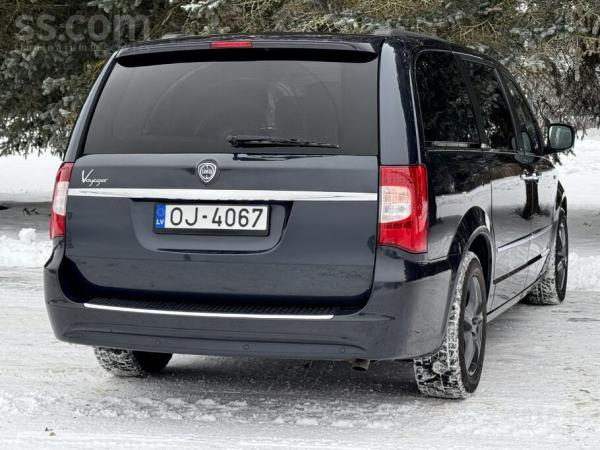 Grey Lancia Voyager 2012 in Jelgava, with an engine capacity of 2.80 L and mileage of 193 thousand km for 7600 €, photo 3 on AUTOMOTO.COM.LV