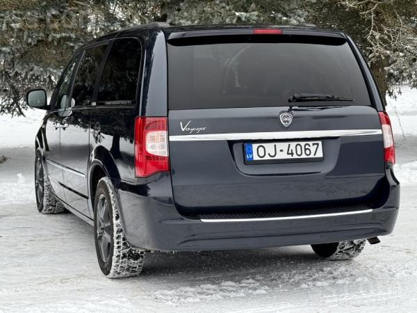 Grey Lancia Voyager 2012 in Jelgava, with an engine capacity of 2.80 L and mileage of 193 thousand km for 7600 €, photo 4 on AUTOMOTO.COM.LV