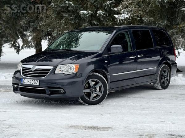 Grey Lancia Voyager 2012 in Jelgava, with an engine capacity of 2.80 L and mileage of 193 thousand km for 7600 €, photo 5 on AUTOMOTO.COM.LV