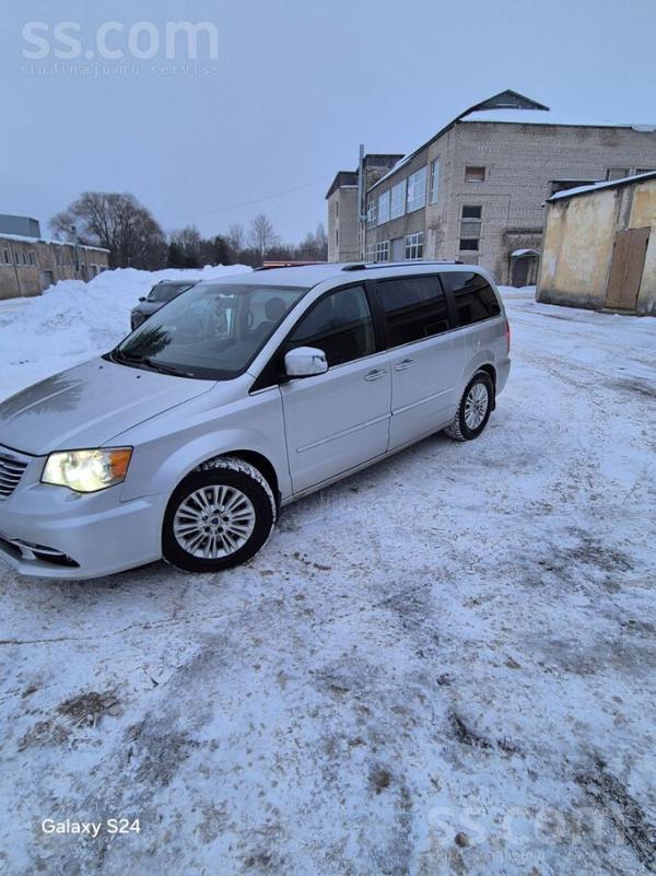 Grey Lancia Voyager 2012 in Talsi, with an engine capacity of 2.80 L and mileage of 326 thousand km for 6950 €, photo 1 on AUTOMOTO.COM.LV
