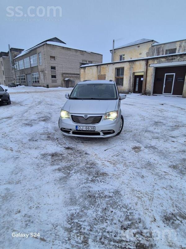 Grey Lancia Voyager 2012 in Talsi, with an engine capacity of 2.80 L and mileage of 326 thousand km for 6950 €, photo 2 on AUTOMOTO.COM.LV
