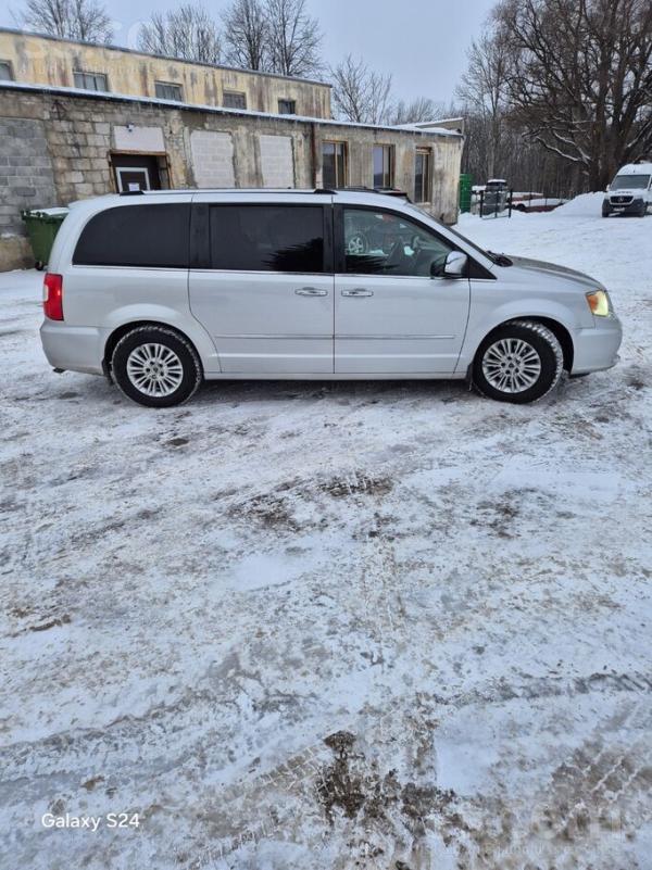 Grey Lancia Voyager 2012 in Talsi, with an engine capacity of 2.80 L and mileage of 326 thousand km for 6950 €, photo 3 on AUTOMOTO.COM.LV