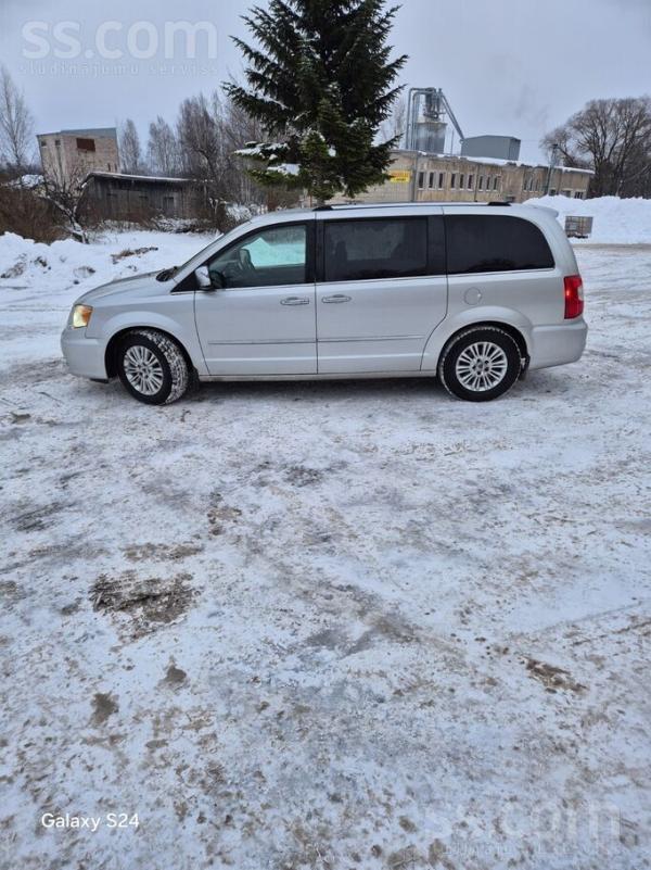 Grey Lancia Voyager 2012 in Talsi, with an engine capacity of 2.80 L and mileage of 326 thousand km for 6950 €, photo 4 on AUTOMOTO.COM.LV