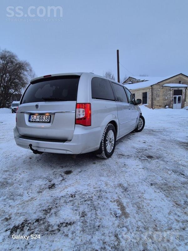 Grey Lancia Voyager 2012 in Talsi, with an engine capacity of 2.80 L and mileage of 326 thousand km for 6950 €, photo 5 on AUTOMOTO.COM.LV