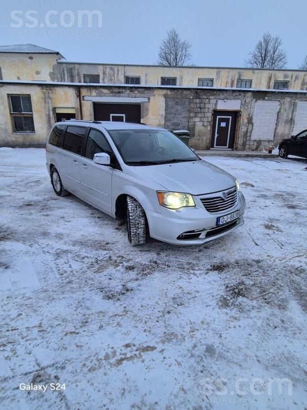 Grey Lancia Voyager 2012 in Talsi, with an engine capacity of 2.80 L and mileage of 326 thousand km for 6950 €, photo 7 on AUTOMOTO.COM.LV