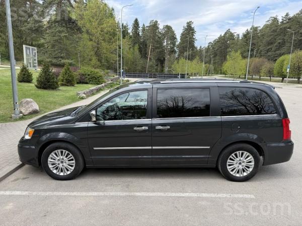 Grey Lancia Voyager 2012 in Ogre, with an engine capacity of 2.80 L and mileage of 286 thousand km for 7200 €, photo 1 on AUTOMOTO.COM.LV