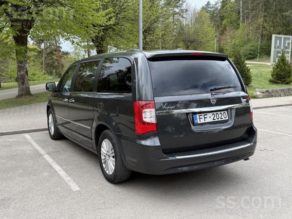 Grey Lancia Voyager 2012 in Ogre, with an engine capacity of 2.80 L and mileage of 286 thousand km for 7200 €, photo 2 on AUTOMOTO.COM.LV