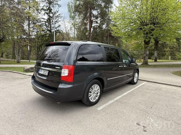 Grey Lancia Voyager 2012 in Ogre, with an engine capacity of 2.80 L and mileage of 286 thousand km for 7200 €, photo 3 on AUTOMOTO.COM.LV