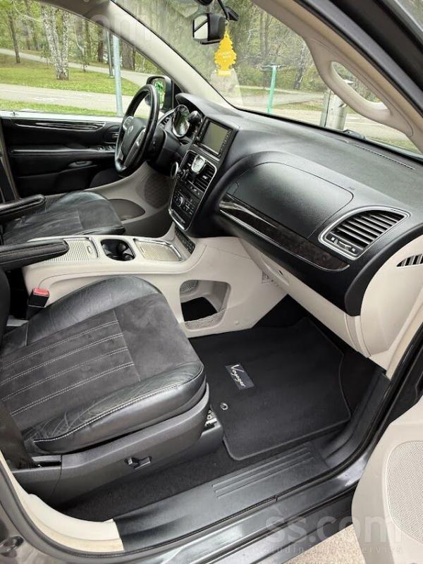 Grey Lancia Voyager 2012 in Ogre, with an engine capacity of 2.80 L and mileage of 286 thousand km for 7200 €, photo 6 on AUTOMOTO.COM.LV