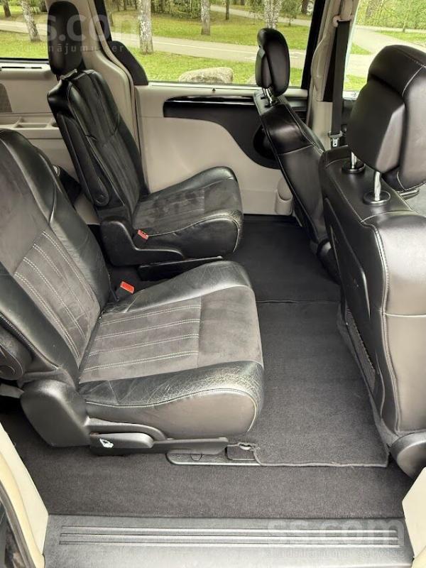 Grey Lancia Voyager 2012 in Ogre, with an engine capacity of 2.80 L and mileage of 286 thousand km for 7200 €, photo 7 on AUTOMOTO.COM.LV