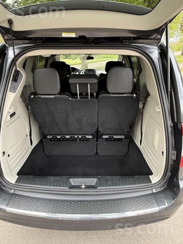Grey Lancia Voyager 2012 in Ogre, with an engine capacity of 2.80 L and mileage of 286 thousand km for 7200 €, photo 8 on AUTOMOTO.COM.LV