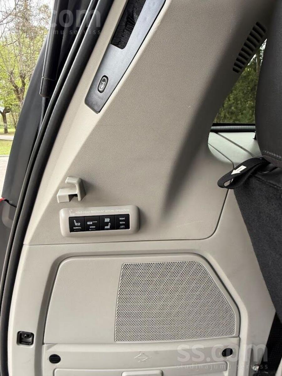 Grey Lancia Voyager 2012 in Ogre, with an engine capacity of 2.80 L and mileage of 286 thousand km for 7200 €, photo 10 on AUTOMOTO.COM.LV