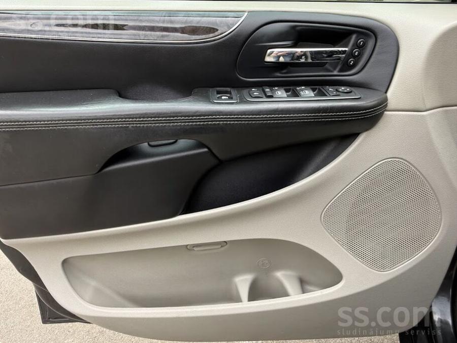 Grey Lancia Voyager 2012 in Ogre, with an engine capacity of 2.80 L and mileage of 286 thousand km for 7200 €, photo 12 on AUTOMOTO.COM.LV