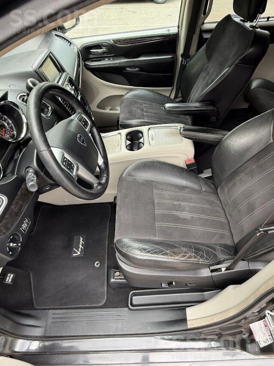 Grey Lancia Voyager 2012 in Ogre, with an engine capacity of 2.80 L and mileage of 286 thousand km for 7200 €, photo 13 on AUTOMOTO.COM.LV