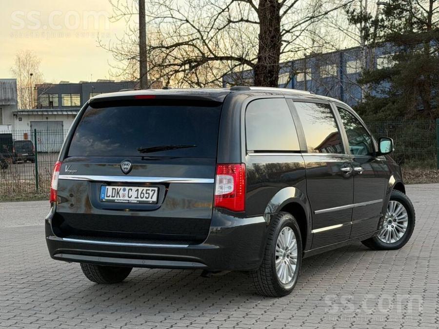 Pelēks Lancia Voyager 2012 Rīga, ar dzinēja tilpumu 2.80 L un nobraukumu 0 tūkst. km par 7850 €, foto 3 vietnē AUTOMOTO.COM.LV