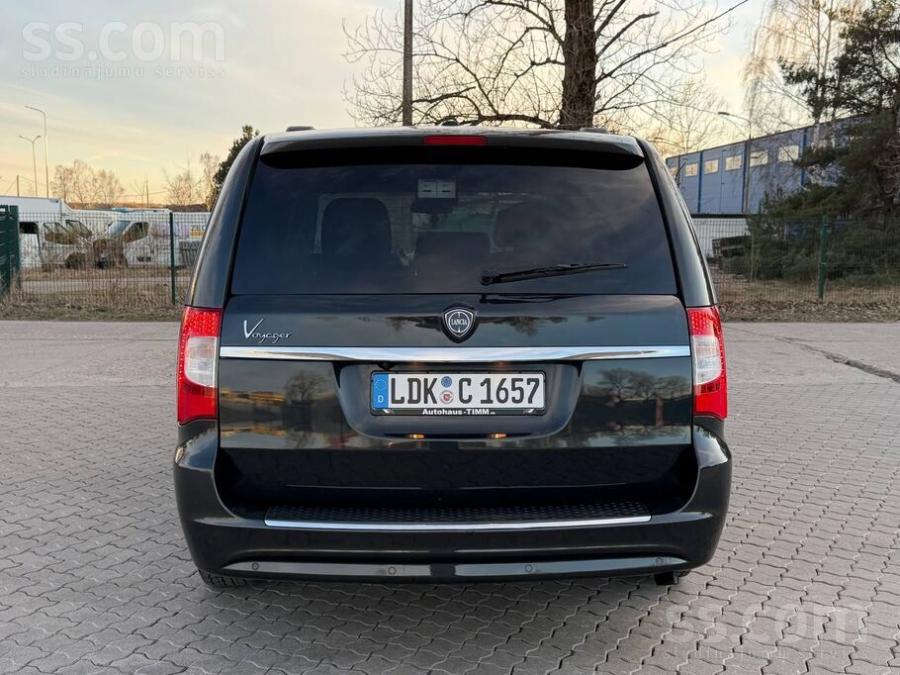 Pelēks Lancia Voyager 2012 Rīga, ar dzinēja tilpumu 2.80 L un nobraukumu 0 tūkst. km par 7850 €, foto 10 vietnē AUTOMOTO.COM.LV