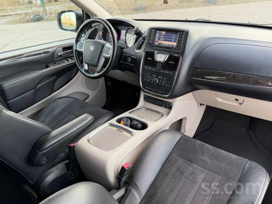 Pelēks Lancia Voyager 2012 Rīga, ar dzinēja tilpumu 2.80 L un nobraukumu 0 tūkst. km par 7850 €, foto 24 vietnē AUTOMOTO.COM.LV