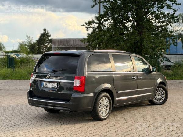 Lancia Voyager 2012 Rīga vietnē Pelēks Lancia Voyager 2012 Rīga, ar dzinēja tilpumu 2.80 L un nobraukumu 0 tūkst. km par 7490 €, foto 3 vietnē AUTOMOTO.COM.LV
