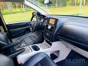 Grey Lancia Voyager 2012 in Riga, with an engine capacity of 2.80 L and mileage of 352 thousand km for 4950 €, photo 11 on AUTOMOTO.COM.LV