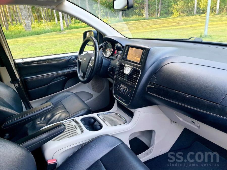 Grey Lancia Voyager 2012 in Riga, with an engine capacity of 2.80 L and mileage of 352 thousand km for 4950 €, photo 11 on AUTOMOTO.COM.LV