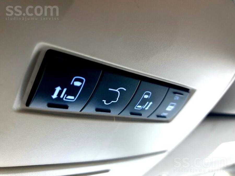 Grey Lancia Voyager 2012 in Riga, with an engine capacity of 2.80 L and mileage of 352 thousand km for 4950 €, photo 21 on AUTOMOTO.COM.LV