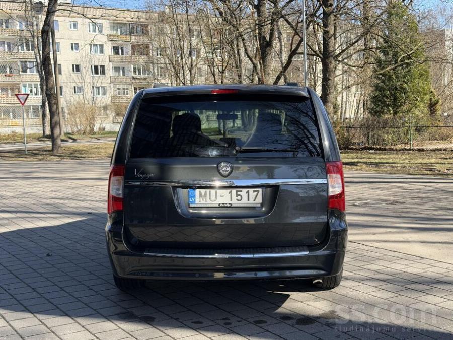 Pelēks Lancia Voyager 2012 Rīga, ar dzinēja tilpumu 2.80 L un nobraukumu 231 tūkst. km par 5700 €, foto 4 vietnē AUTOMOTO.COM.LV