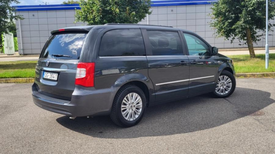 Pelēks Lancia Voyager 2012 Rīga, ar dzinēja tilpumu 2.80 L un nobraukumu 224 tūkst. km par 8550 €, foto 39 vietnē AUTOMOTO.COM.LV
