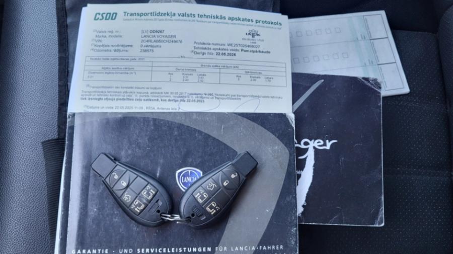 Pelēks Lancia Voyager 2012 Rīga, ar dzinēja tilpumu 2.80 L un nobraukumu 224 tūkst. km par 8550 €, foto 40 vietnē AUTOMOTO.COM.LV