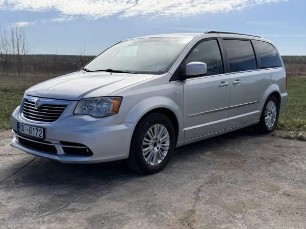 Grey Lancia Voyager 2012 in Riga, with an engine capacity of 2.80 L and mileage of 199 thousand km for 5500 €, photo 1 on AUTOMOTO.COM.LV