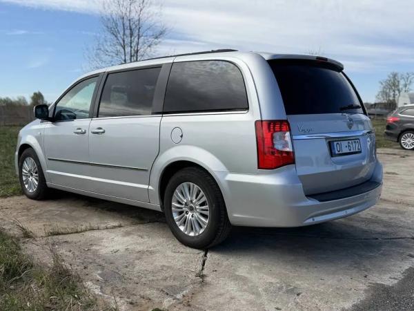 Grey Lancia Voyager 2012 in Riga, with an engine capacity of 2.80 L and mileage of 199 thousand km for 5500 €, photo 4 on AUTOMOTO.COM.LV