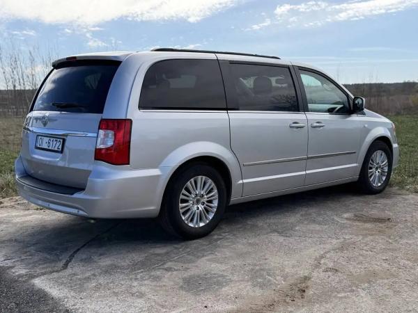 Grey Lancia Voyager 2012 in Riga, with an engine capacity of 2.80 L and mileage of 199 thousand km for 5500 €, photo 6 on AUTOMOTO.COM.LV