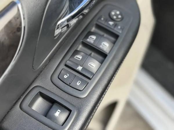 Grey Lancia Voyager 2012 in Riga, with an engine capacity of 2.80 L and mileage of 199 thousand km for 5500 €, photo 9 on AUTOMOTO.COM.LV