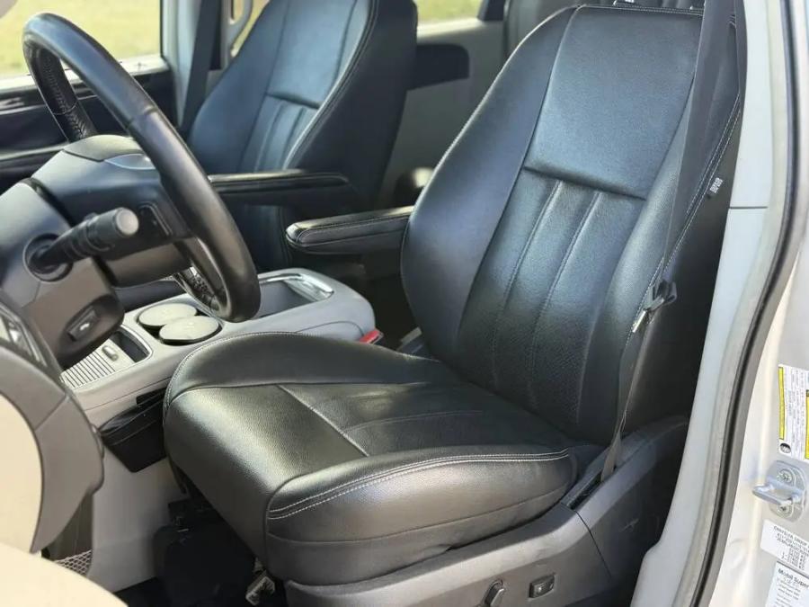 Pelēks Lancia Voyager 2012 Rīga, ar dzinēja tilpumu 2.80 L un nobraukumu 199 tūkst. km par 5500 €, foto 13 vietnē AUTOMOTO.COM.LV