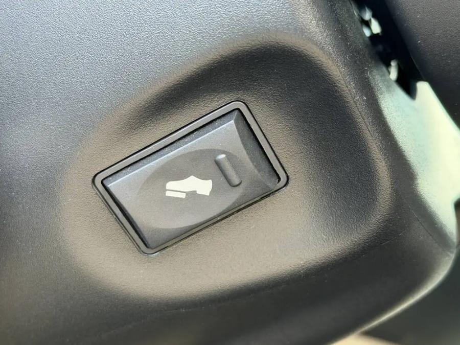 Pelēks Lancia Voyager 2012 Rīga, ar dzinēja tilpumu 2.80 L un nobraukumu 199 tūkst. km par 5500 €, foto 16 vietnē AUTOMOTO.COM.LV