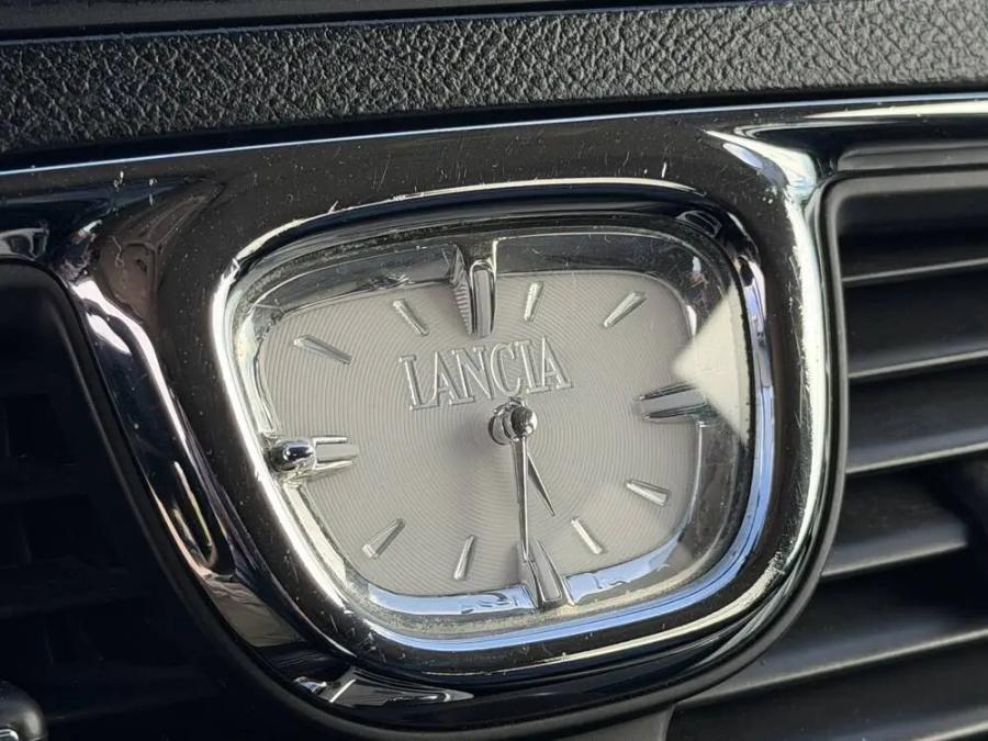Pelēks Lancia Voyager 2012 Rīga, ar dzinēja tilpumu 2.80 L un nobraukumu 199 tūkst. km par 5500 €, foto 18 vietnē AUTOMOTO.COM.LV