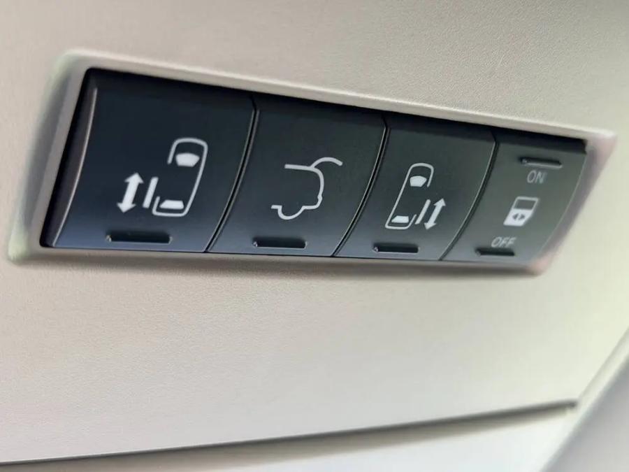 Pelēks Lancia Voyager 2012 Rīga, ar dzinēja tilpumu 2.80 L un nobraukumu 199 tūkst. km par 5500 €, foto 19 vietnē AUTOMOTO.COM.LV