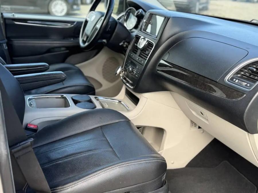 Pelēks Lancia Voyager 2012 Rīga, ar dzinēja tilpumu 2.80 L un nobraukumu 199 tūkst. km par 5500 €, foto 21 vietnē AUTOMOTO.COM.LV
