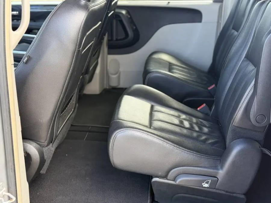 Pelēks Lancia Voyager 2012 Rīga, ar dzinēja tilpumu 2.80 L un nobraukumu 199 tūkst. km par 5500 €, foto 23 vietnē AUTOMOTO.COM.LV