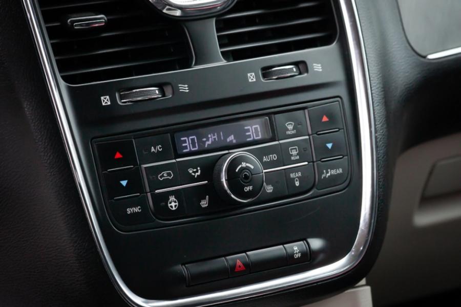 Pelēks Lancia Voyager 2012 Rīga, ar dzinēja tilpumu 2.80 L un nobraukumu 226 tūkst. km par 10490 €, foto 22 vietnē AUTOMOTO.COM.LV