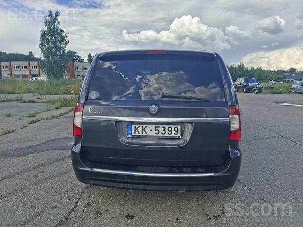 Pelēks Lancia Voyager 2012 Rīga, ar dzinēja tilpumu 2.80 L un nobraukumu 365 tūkst. km par 4150 €, foto 6 vietnē AUTOMOTO.COM.LV