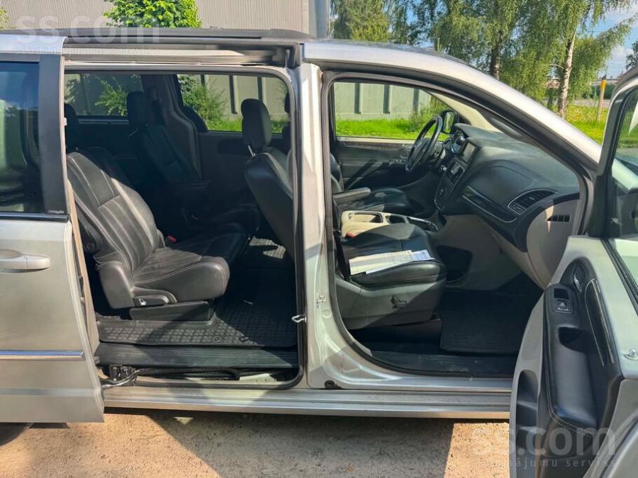 Pelēks Lancia Voyager 2012 Rīga, ar dzinēja tilpumu 2.80 L un nobraukumu 375 tūkst. km par 4500 €, foto 14 vietnē AUTOMOTO.COM.LV