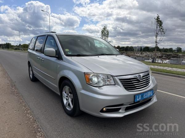 Grey Lancia Voyager 2012 in Jelgava, with an engine capacity of 2.80 L and mileage of 228 thousand km for 7700 €, photo 2 on AUTOMOTO.COM.LV