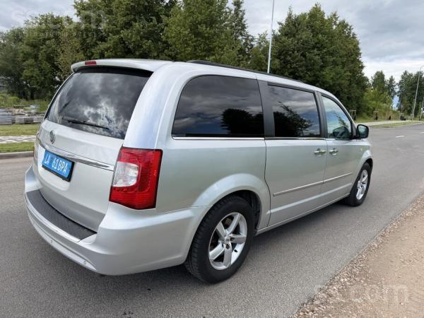 Grey Lancia Voyager 2012 in Jelgava, with an engine capacity of 2.80 L and mileage of 228 thousand km for 7700 €, photo 3 on AUTOMOTO.COM.LV