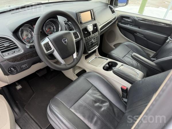 Grey Lancia Voyager 2012 in Jelgava, with an engine capacity of 2.80 L and mileage of 228 thousand km for 7700 €, photo 8 on AUTOMOTO.COM.LV